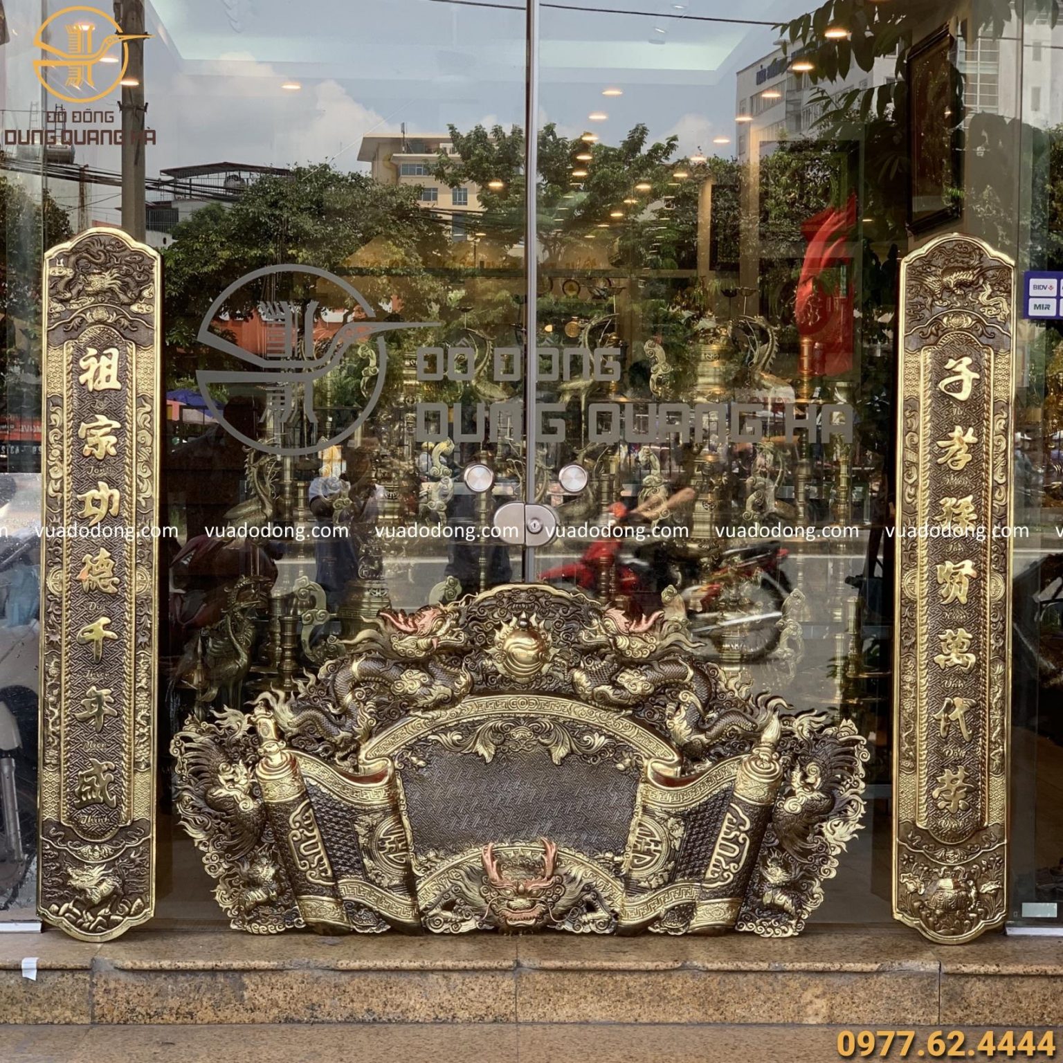 Cuốn thư câu đối kích thước 1m55 bằng đồng vàng giả cổ - mẫu đầu rồng nổi